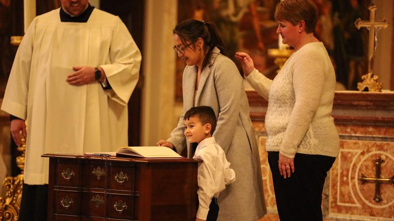 Church Welcomes 96 People Preparing to Become Catholic | Roman Catholic ...